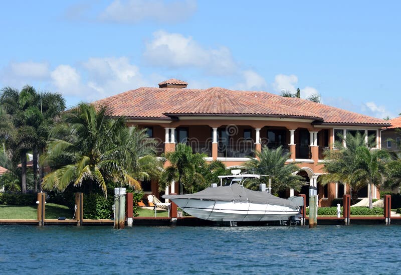 De Dure Huizen Van De Waterkant in De Antenne Van Florida Stock ...