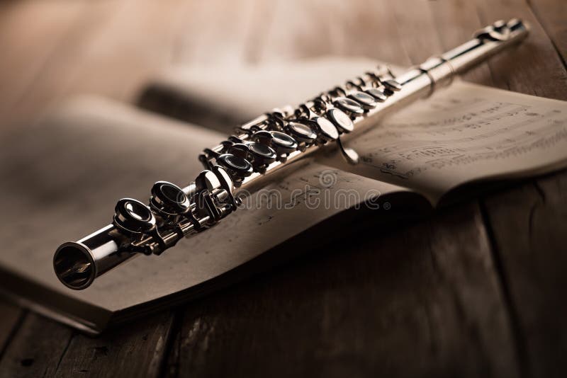 Dwarsfluit En Het Oude Rode Blauw Verlichte Van De Bladmuziek Elevat ...