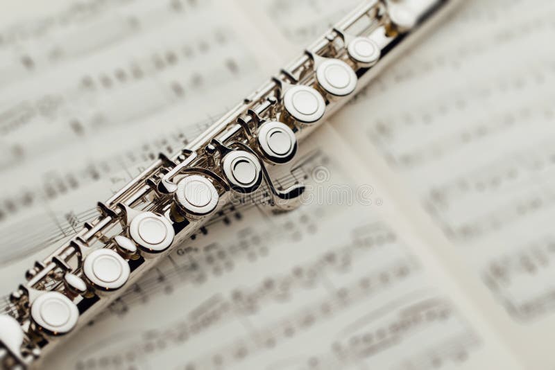 Dwarsfluit op muziekblad stock foto. Image of partituur - 132887898