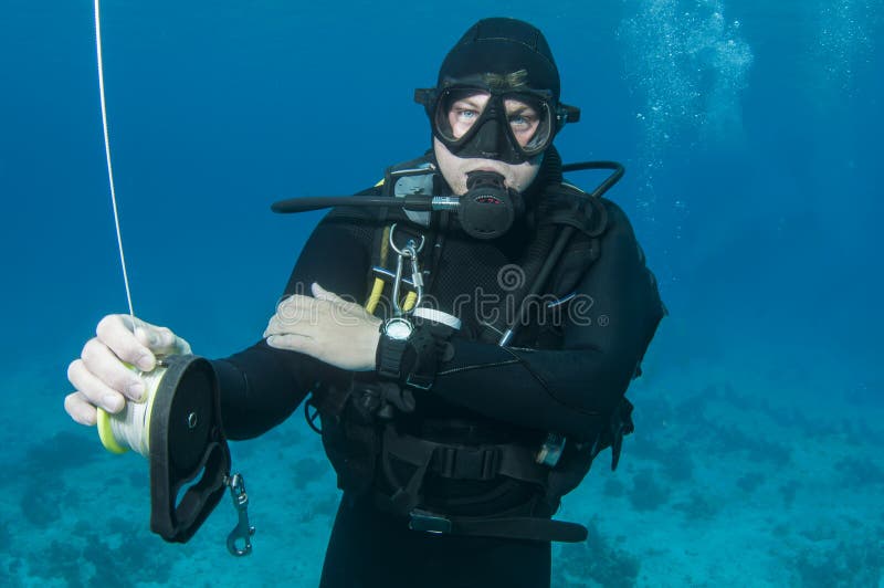 Silhuetter av dykare fotografering för bildbyråer. Bild av dyka - 24555391