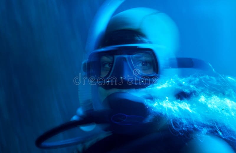 Dykare arkivfoto. Bild av undersök, huvud, vatten, regulator - 48737286