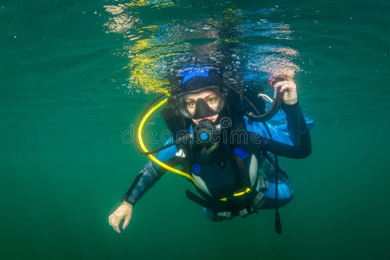 Dykare i floden fotografering för bildbyråer. Bild av fritid - 58188703
