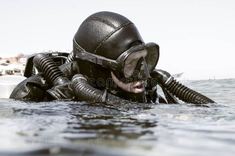 Dykare Med Beträffande-luftventilen Arkivfoto - Bild av sida, person ...