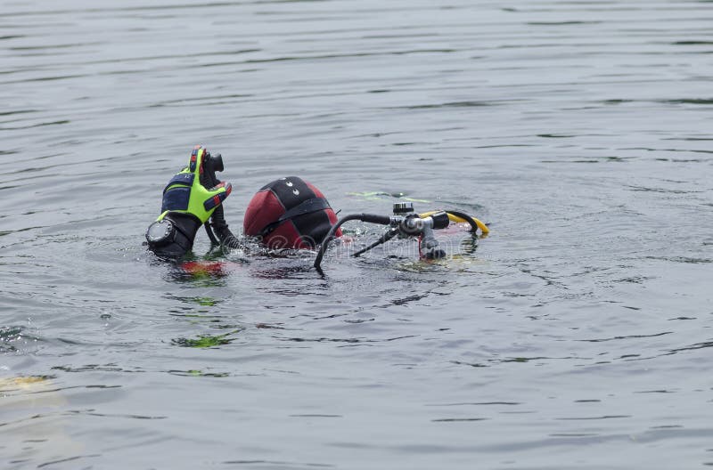Dykare i floden fotografering för bildbyråer. Bild av fritid - 58188703