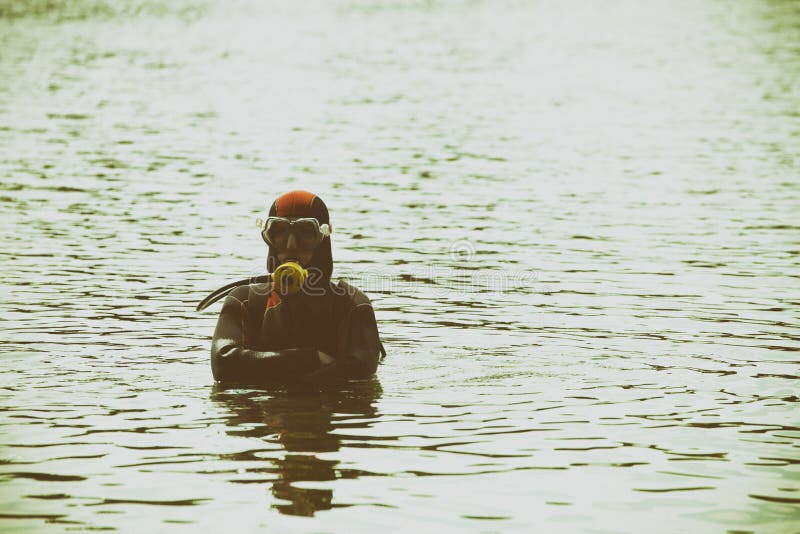 Dykare i floden fotografering för bildbyråer. Bild av fritid - 58188703