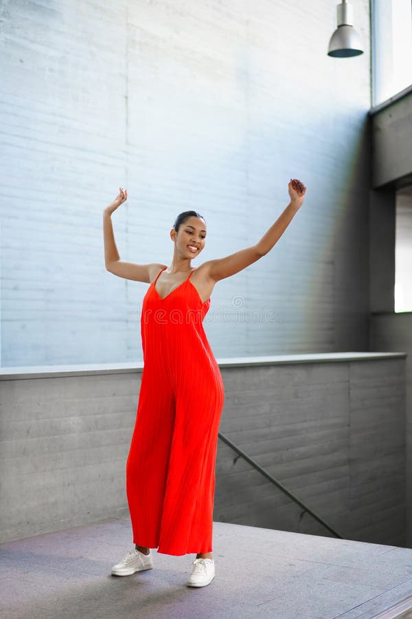 Dynamic Dance Expression in Contemporary Modern Architectural Settings ...