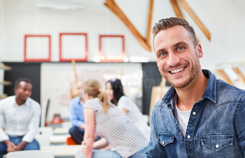 Dynamische Jonge Mens Als Startstichter Stock Foto - Image of lessen ...