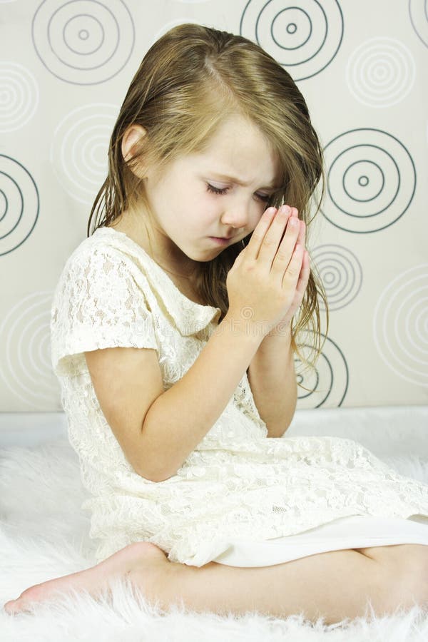 Dziecka modlenie obraz stock. Obraz złożonej z chrześcijaństwo - 19901455