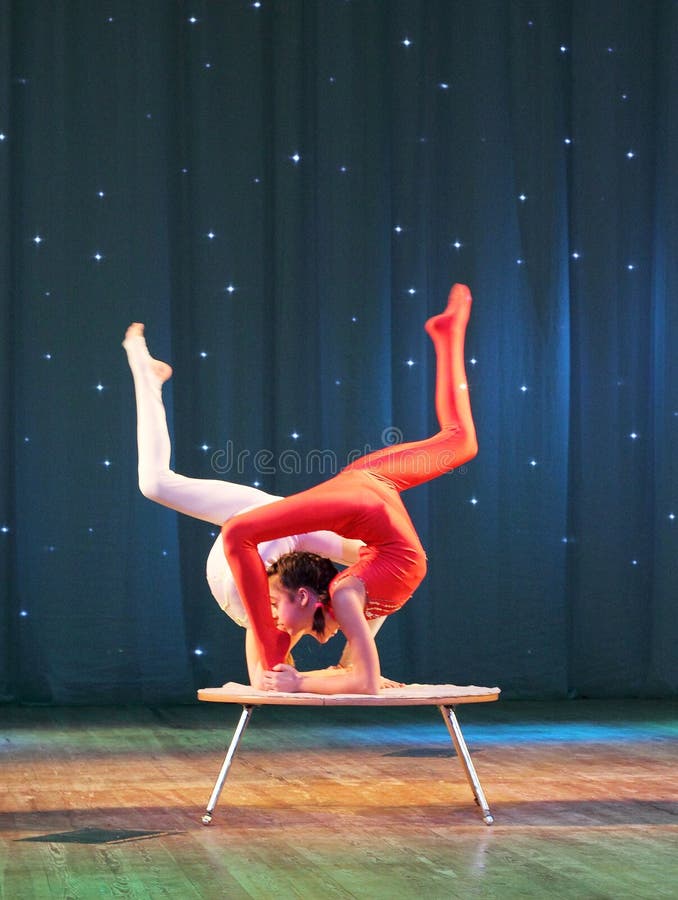 Dziecko akrobata fotografia editorial. Obraz złożonej z nastoletni ...