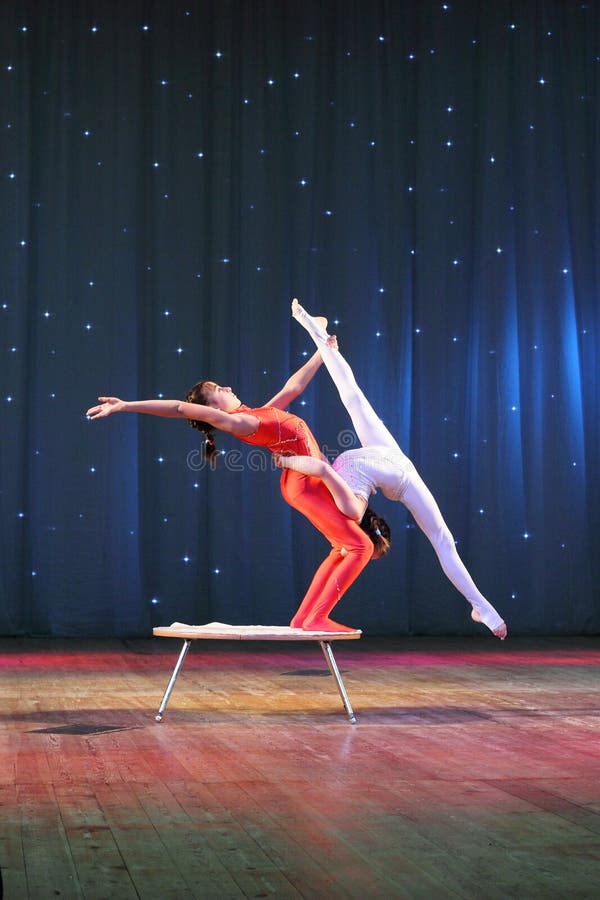 Dziecko akrobata fotografia editorial. Obraz złożonej z nastoletni ...