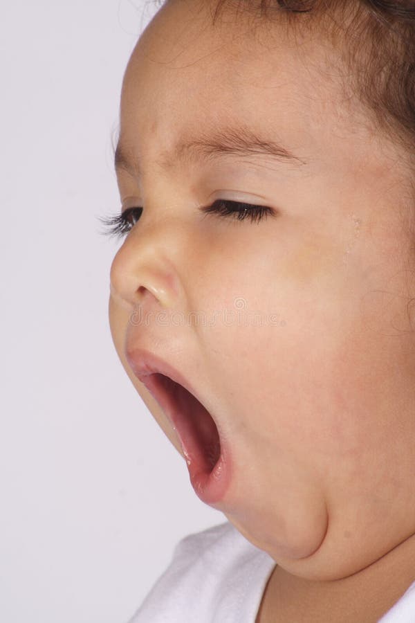 Dziecko ziewanie obraz stock. Obraz złożonej z hairball - 1719359