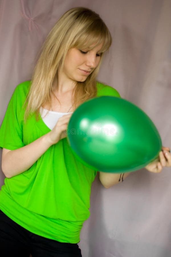 Dziewczyna z balonem obraz stock. Obraz złożonej z nastolatek - 12335401