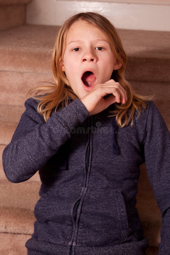Dziewczyny ziewanie obraz stock. Obraz złożonej z kroki - 49348189