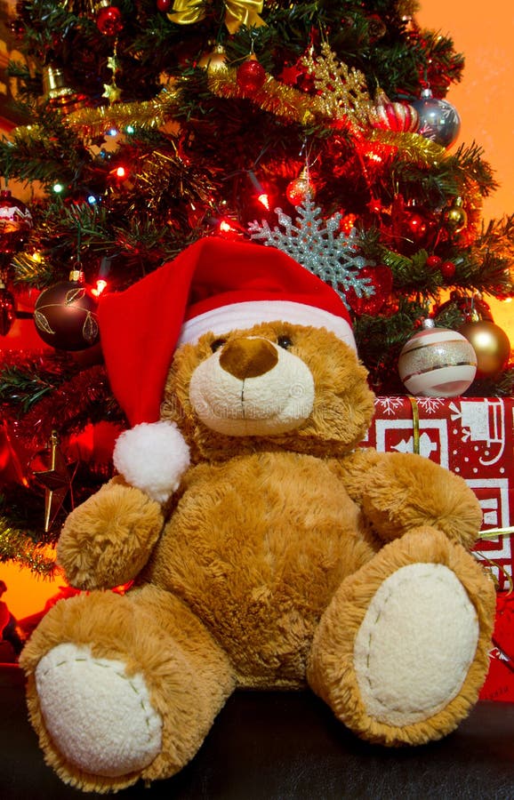 Tres Osos De Peluche Lindos Por El árbol De Navidad Imagen De Archivo