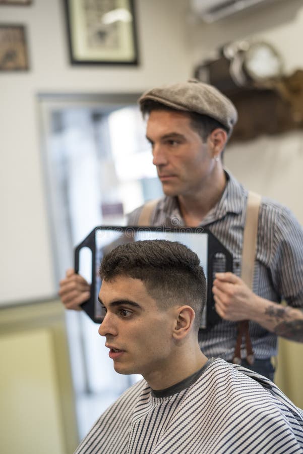 Barber Shop, Man Cuts Person Hair Fotografia Stock - Immagine di modo ...