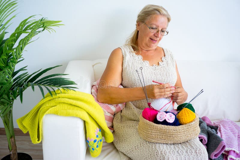 Grandmother Knitting at Home Stock Foto - Image of meisje, kleindochter ...