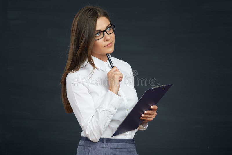 Beautiful Young Woman Holding Clipboard with Pen Thinking. Foto de ...