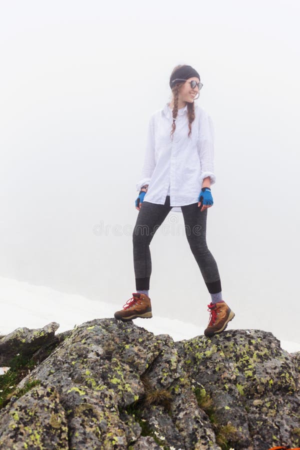 Tourist Woman Walking on Rocks. Stock Afbeelding - Image of mooi ...