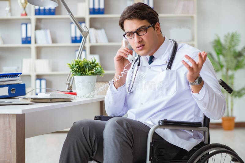 The Disabled Doctor on Wheelchair Working in Hospital Stock Foto ...