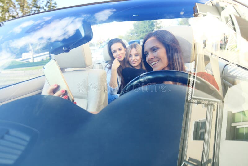 Group of Girls Having Fun in the Car and Taking Selfies with Camera. 库存 ...