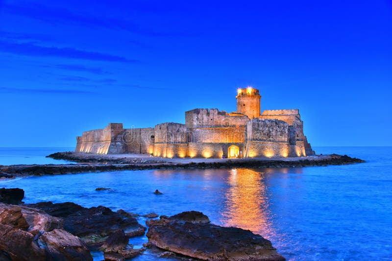 The Castle in the Isola Di Capo Rizzuto, Calabria, Italy 库存图片 - 图片 包括有 ...