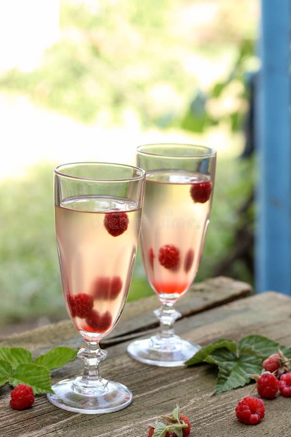 White Wine with Fresh Raspberries Stockbild - Bild von partei, getränk ...