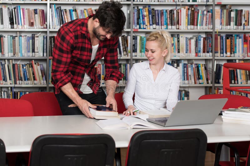 Young Students Using Their Laptop in a Library Photo stock - Image du ...
