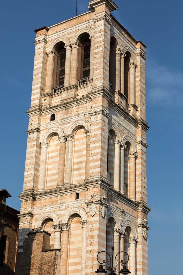 Sino Da Torre Da Catedral De Ferrara Imagem de Stock - Imagem de alto ...