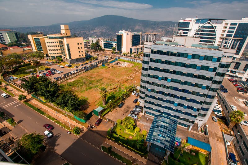 Kigali, Ruanda - 21 De Setembro De 2018: Um Carro Passa O Centr Da ...