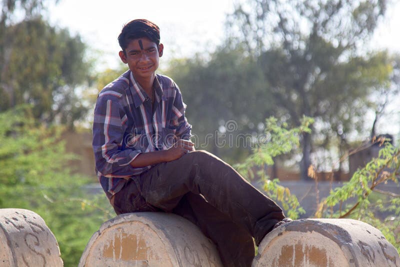 Hombre Indio Sentado En Las Escaleras De Ghat En Varanasi. La India ...