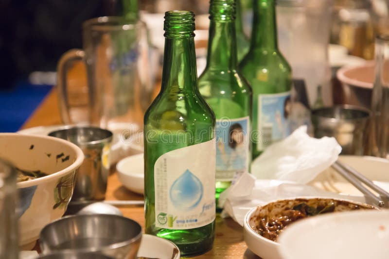 Bebida De Soju Corea En Botella Verde Imagen editorial - Imagen de ...