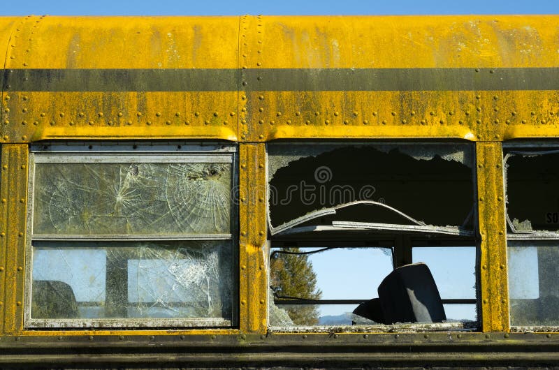 Broken Windows in an Old School Bus Στοκ Εικόνες - εικόνα από : 134942960