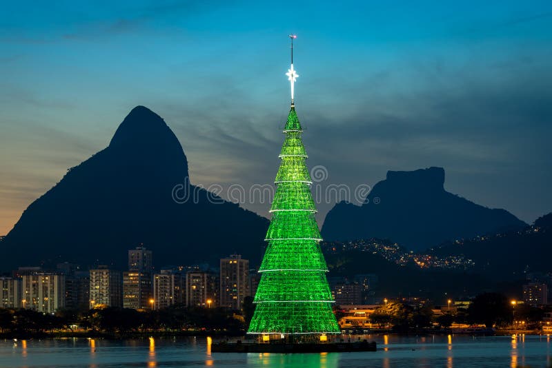 Christmas Tree In The Lagoon Of Rio De Janeiro At Night Redaktionelles ...