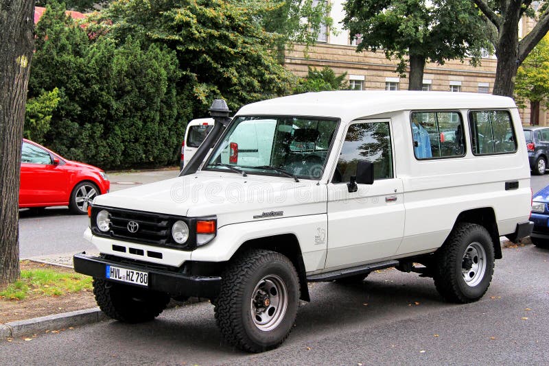 Toyota Land Cruiser 75 redaktionelles stockbild. Bild von ...