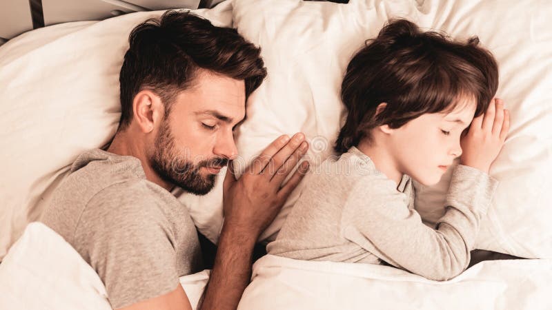 Papá Cansado Con La Familia Linda Feliz Que Molesta Imagen de archivo ...