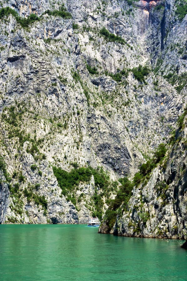 Lago Koman E Le Alpi Albanesi Fotografia Stock - Immagine di albania ...