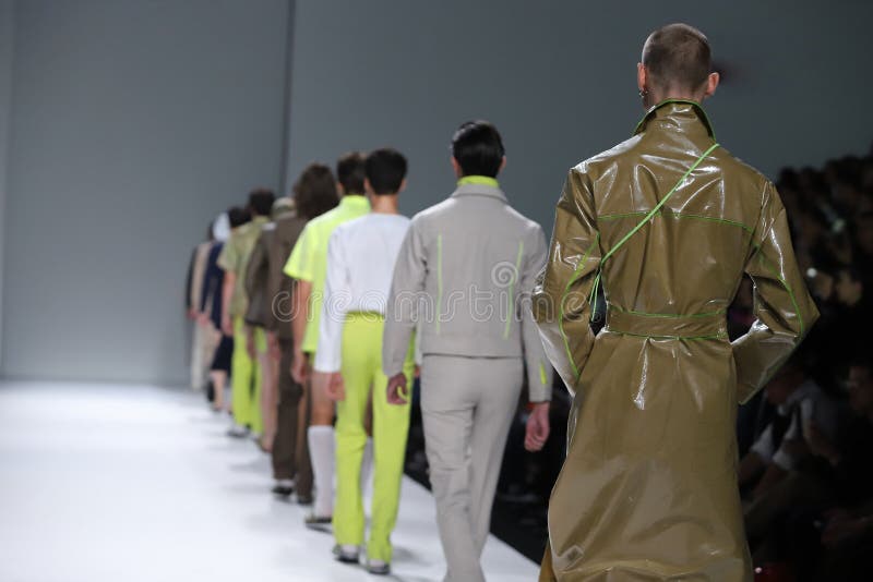 Fashion Models Walk Back Finale on Runway Ramp during Fashion Week 库存图片 ...