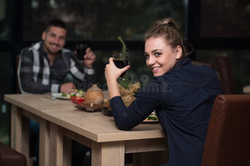 Romantic Young Couple at Restaurant Table Toasting 库存照片 - 图片 包括有 合作伙伴 ...