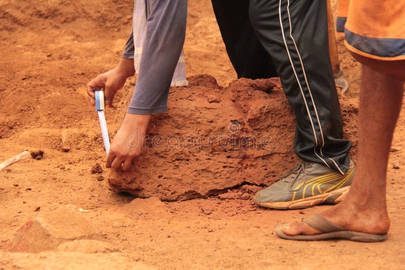 Measureing Archaeological Rock Image stock éditorial - Image du fouille ...