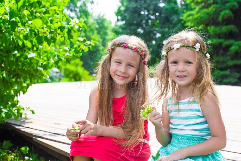 Happy Adorable Little Girls Enjoying Warm Summer Stock Afbeelding ...
