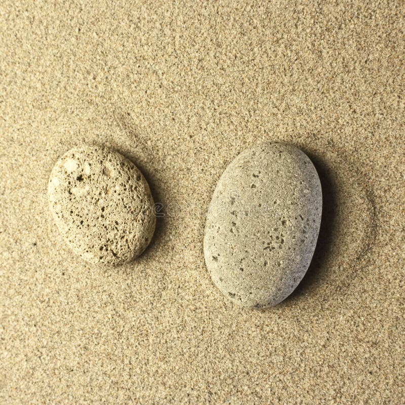 Two stones in the sand stock foto. Image of saldo, gouden - 51206510