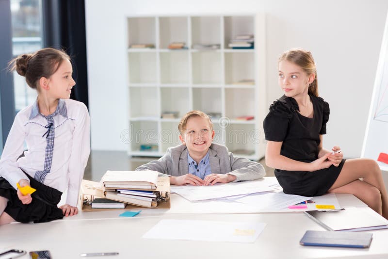 Children working in office fotografia stock. Immagine di allegro - 93088462