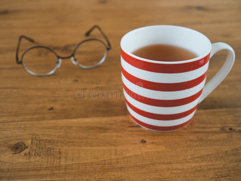 Red White Stripe Mug of Tea. Stockbild - Bild von morgen, beiläufig ...