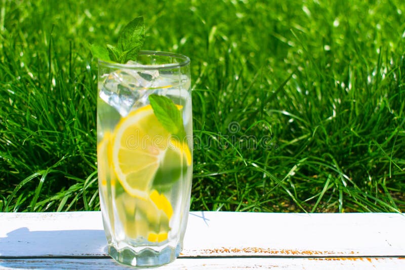 Een Glas Water Met Citroen En Munt En Ijs Koeldrank Stock Foto - Image ...