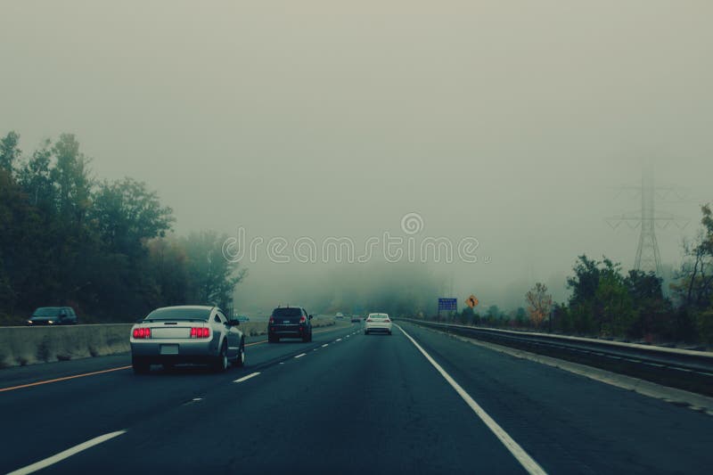 Cars on Freeway Road at Evening in City Country. Stock Afbeelding ...