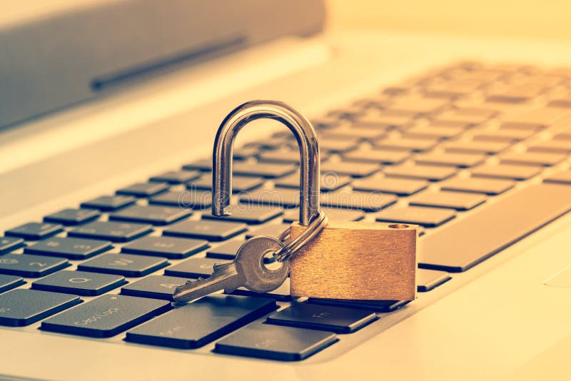 Computer with Unlocked Padlock Stock Foto - Image of begrip, digitaal ...