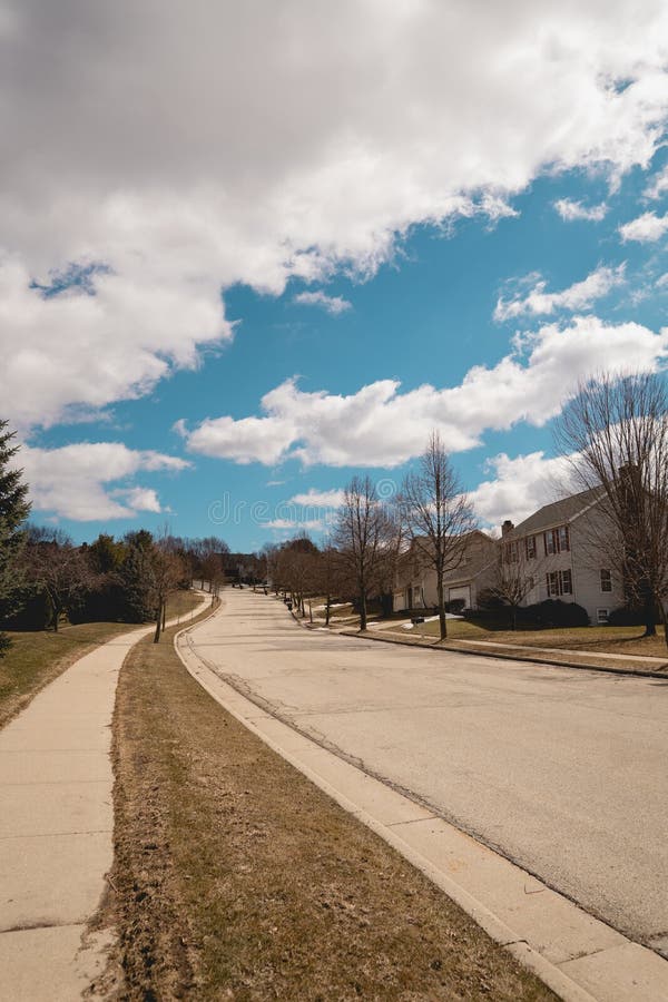 Winding neighborhood road immagine stock. Immagine di carreggiata ...