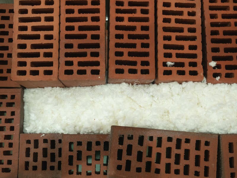 Briques avec l'isolation photo stock. Image du pierre - 35296102