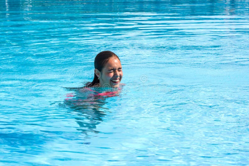 Young Teen Girl Swims and Have Fun in the Outdoor Pool 库存照片 - 图片 包括有 人员 ...