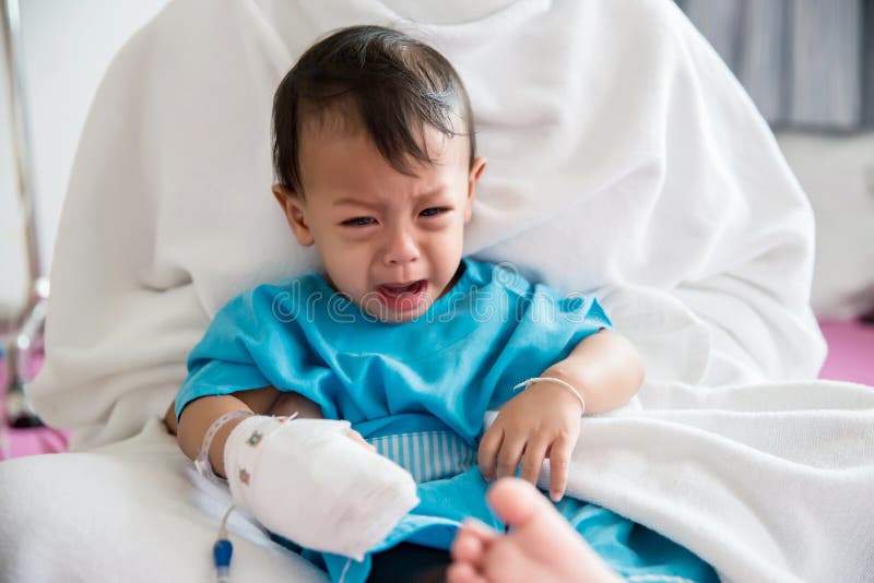 Barn Lilla Baby Som Fäster Intravenöst Rör På Patientens Hand I ...